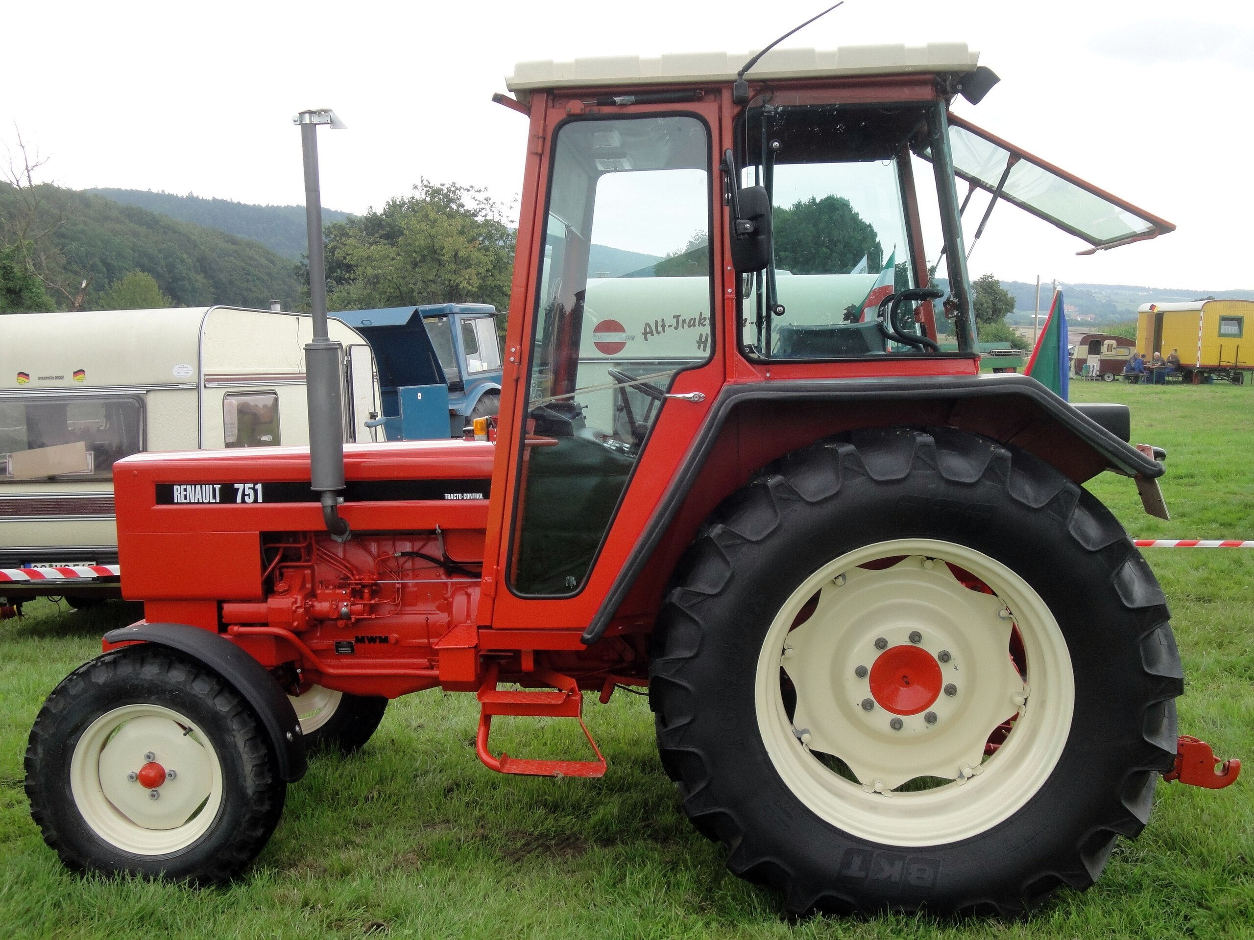 Ciągnik Renault 751 z napędem 2WD (1973 - 1980) | LECTURA Specs